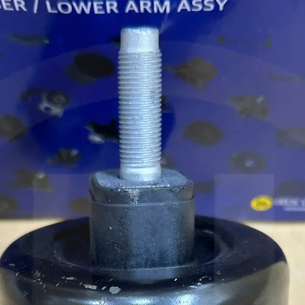 Chân máy trước phải Kia Carens Hàn Quốc mã phụ tùng 218102G400 2181...